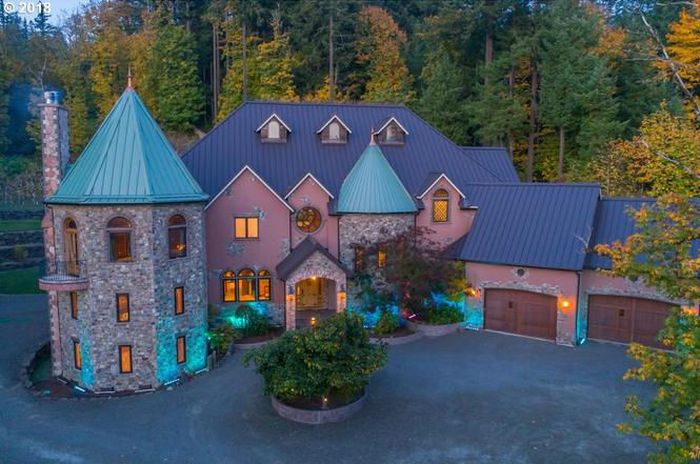 Mia Malkova Buys Portland’s famous Blackberry Castle for $4 million